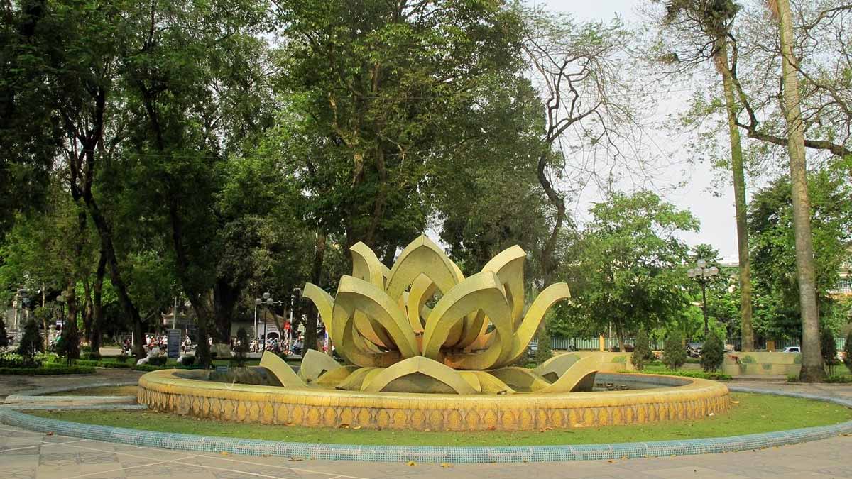 Vườn hoa Mai Xuân Thưởng - ấn tượng với bông sen độc lạ | Xanh SM