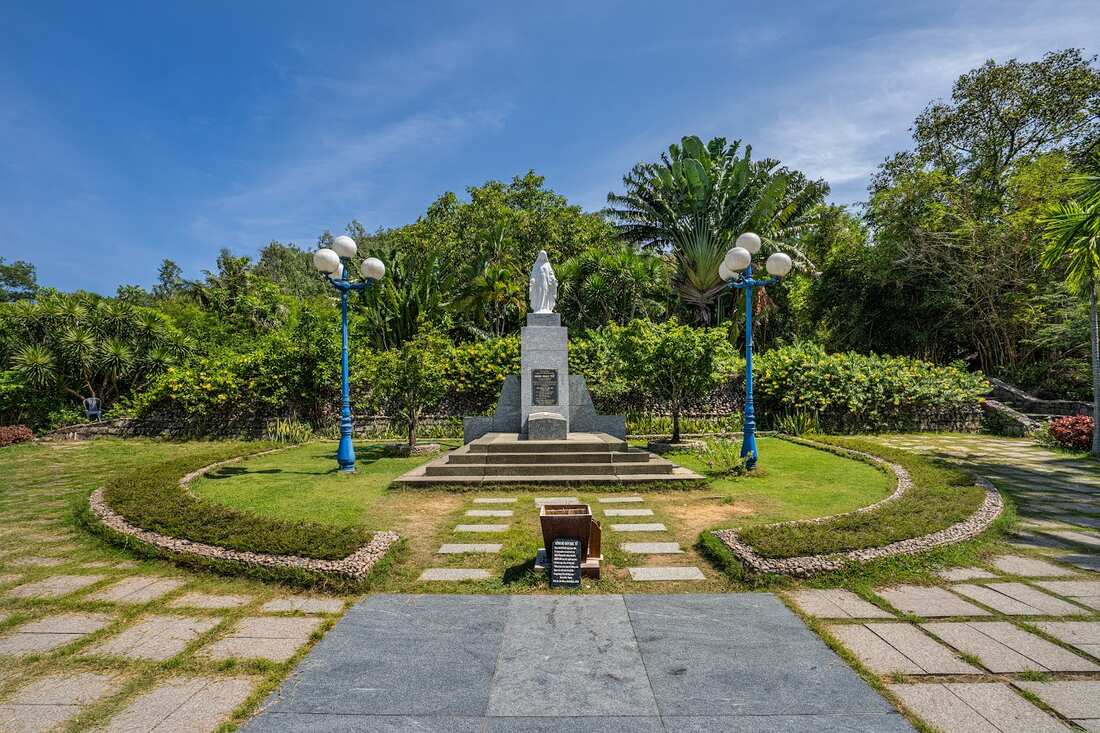 Viếng thăm mộ Hàn Mặc Tử - Thi sĩ tài hoa của Quy Nhơn | Green SM