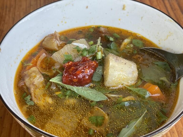 Lưu ngay 8 quán bánh mì chấm 'cực hút khách' tại Quy Nhơn | Xanh SM