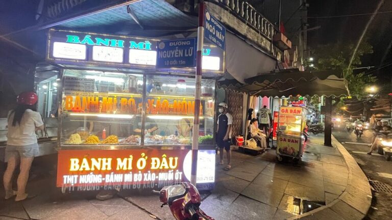 Lưu ngay 8 quán bánh mì chấm 'cực hút khách' tại Quy Nhơn | Xanh SM