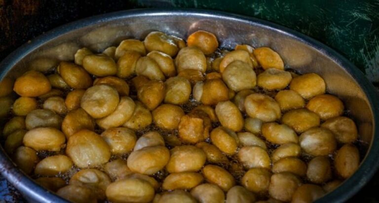 Bánh rán Đội Cấn: 2 địa điểm ngon, giá hợp lý cho tín đồ ăn vặt | Xanh SM