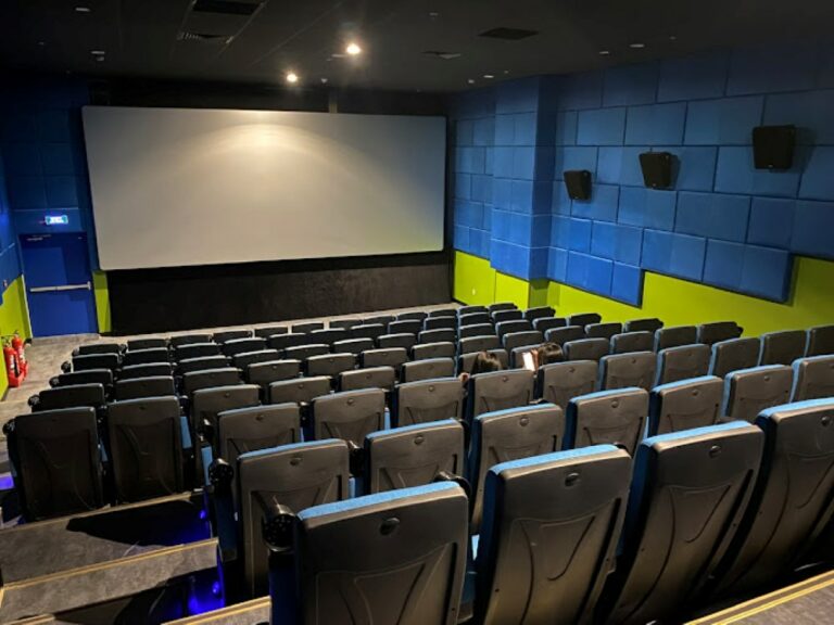 Top 3 rạp chiếu phim sau 12h đêm ở Sài Gòn cho dân cày phim | Xanh SM