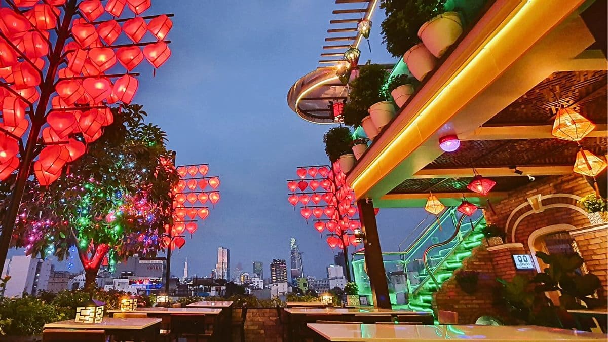 The View Rooftop Bar: "Hội An trên không" giữa lòng Sài Gòn | Xanh SM